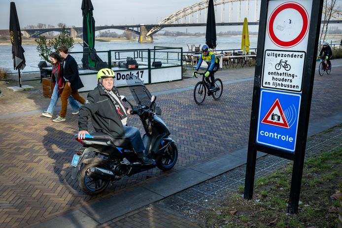 Met snorfiets bekeurd op Waalkade? ‘Foutje’, bestuurders krijgen ...