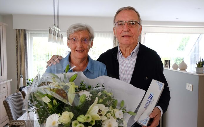 Yvette (78) en Robert (81) zijn onafscheidelijk sinds ze aan de praat ...