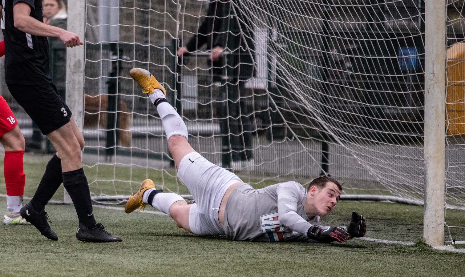 Opkrabbelend Tivoli wint dik bij klap-na-klapontvangend Tongelre | Foto ...