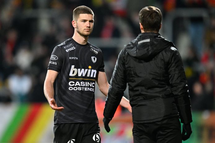 Kapitein Anton Tanghe staat op de barricade bij zwalpend KV Oostende ...