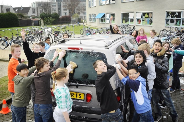 Auto's wassen om te leren omgaan met geld | Foto | AD.nl