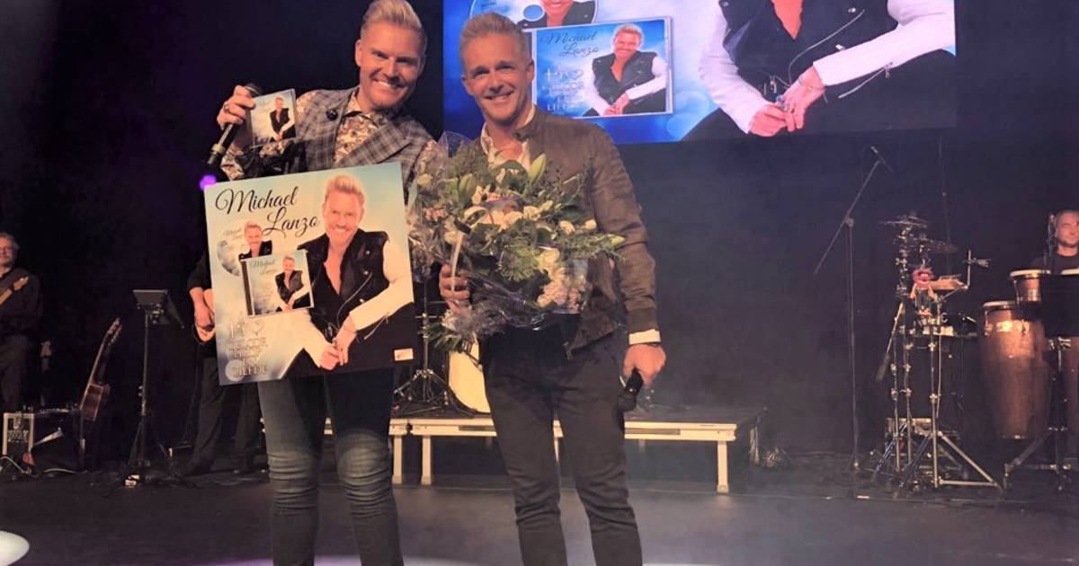 Michael Lanzo krijgt eerste exemplaar van zijn nieuwe album uit handen ...