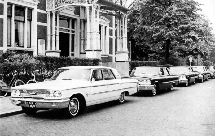 Na trouwerij in het raadhuis droeg Hans zijn Bep naar de zolderkamer ...