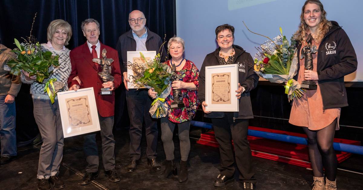 Perskring zet verdienstelijke vrijwilligers in de kijker: trofeeën voor ...