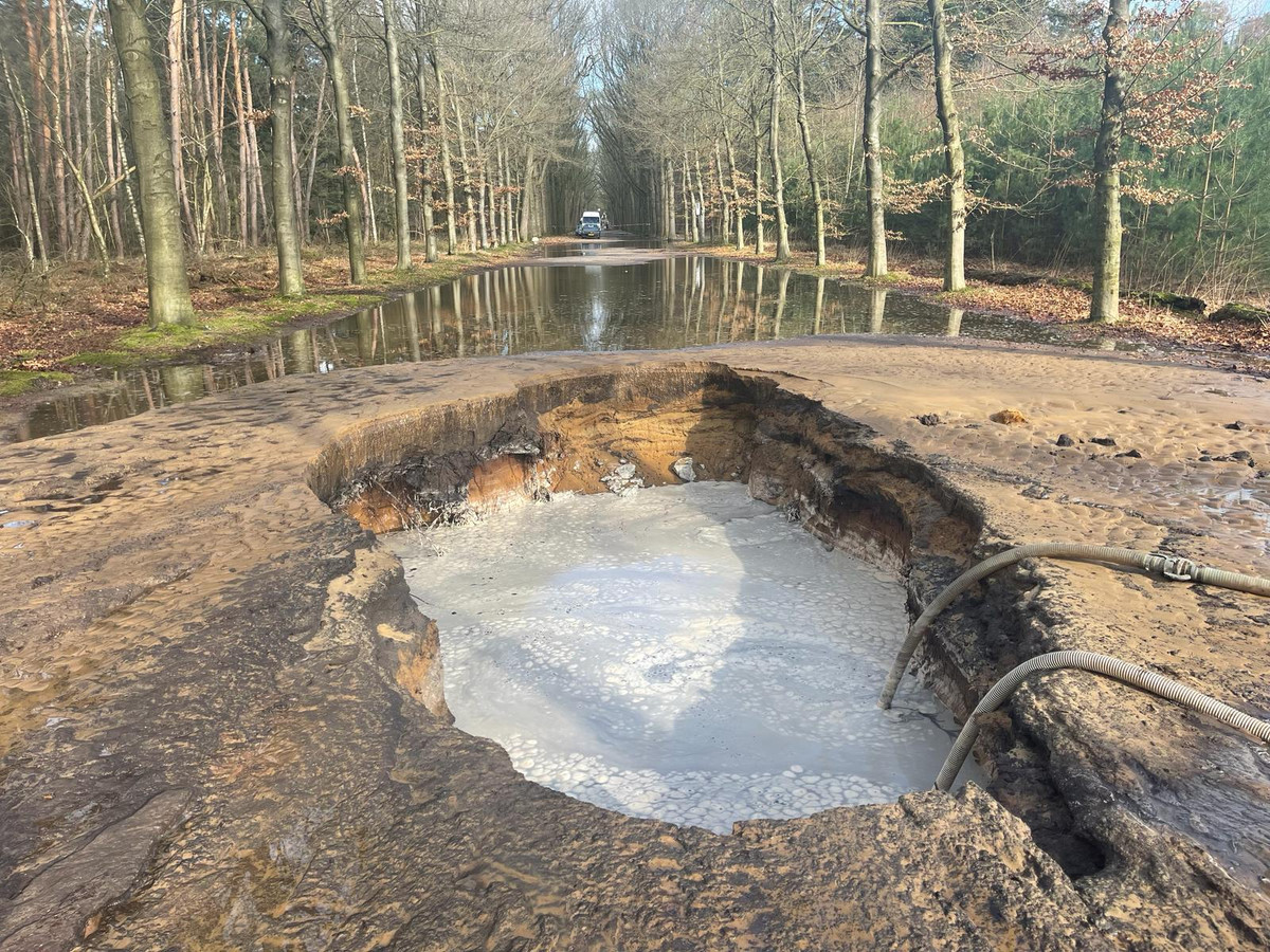 Waterstoring in West-Brabant door kapotte leiding opgelost: groot gat ...