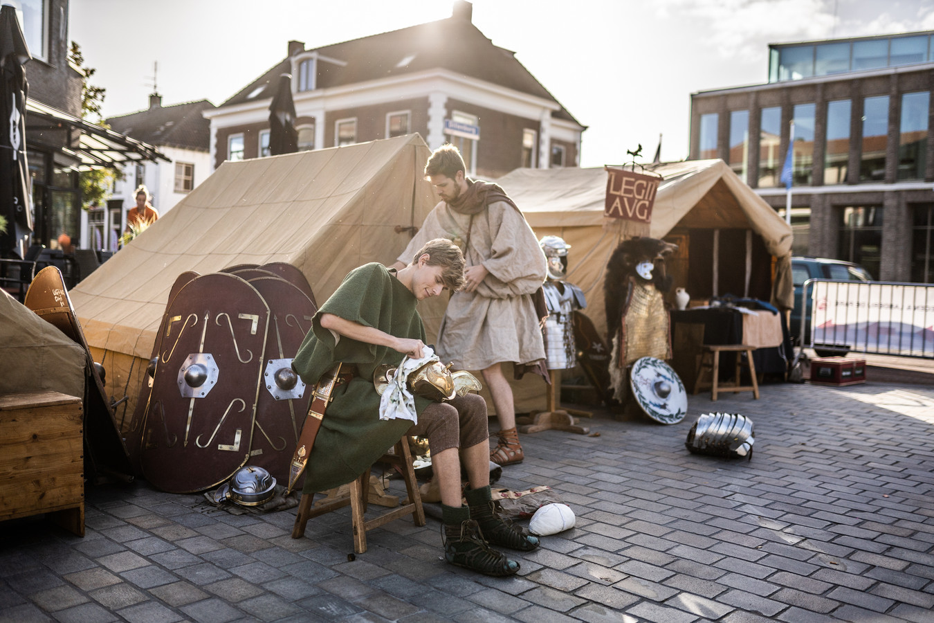 ‘Romeins vechten in schildpadformatie’: even waant Elst zich in de tijd ...