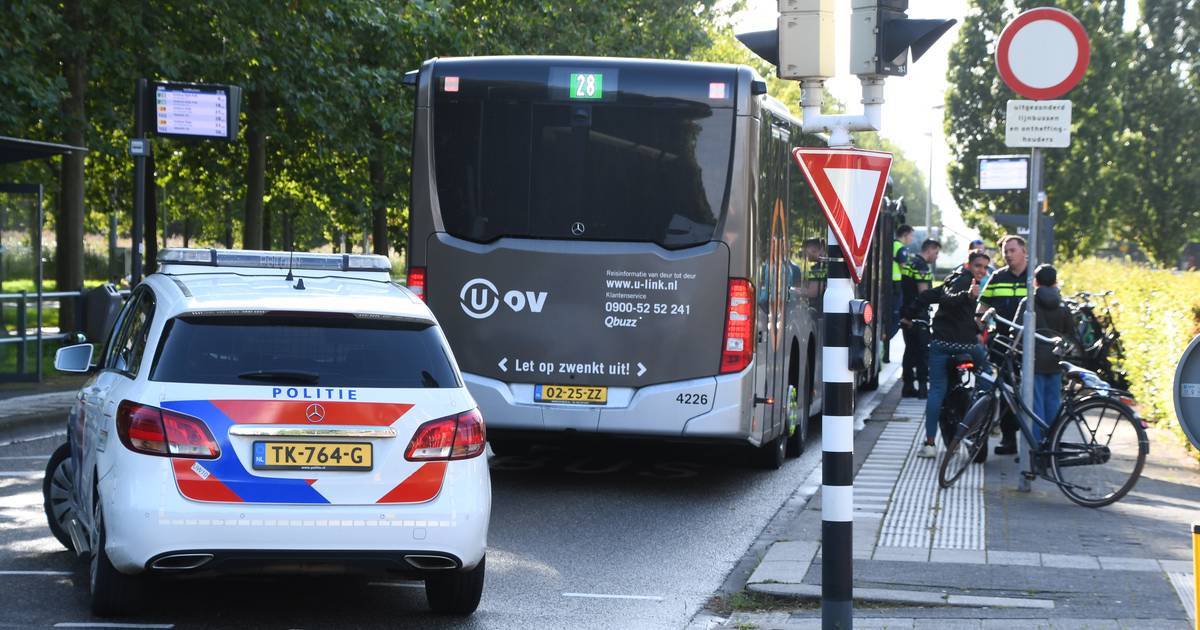 Inzittenden stadsbus schieten te hulp als hun vervoersmiddel een ...