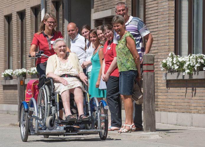 Animatieteam rusthuis maakt tochtjes met speciale rolstoelfiets ...