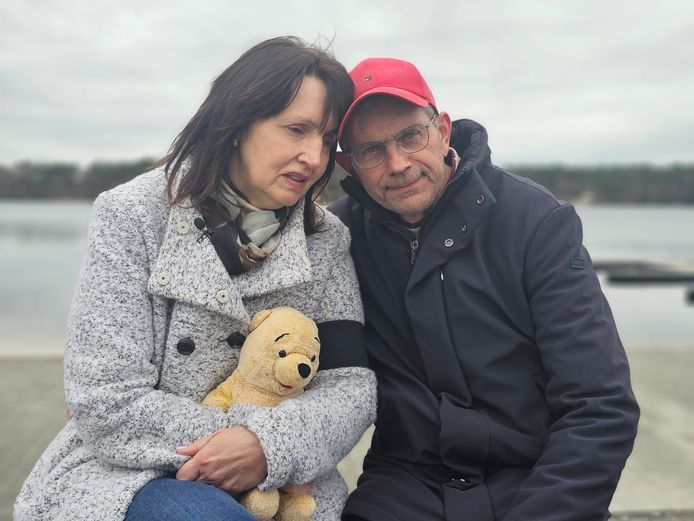 Familie en ploegmakkers eren overleden wielrenner Jonas (24) met minuut stilte op Zuidkempense ...