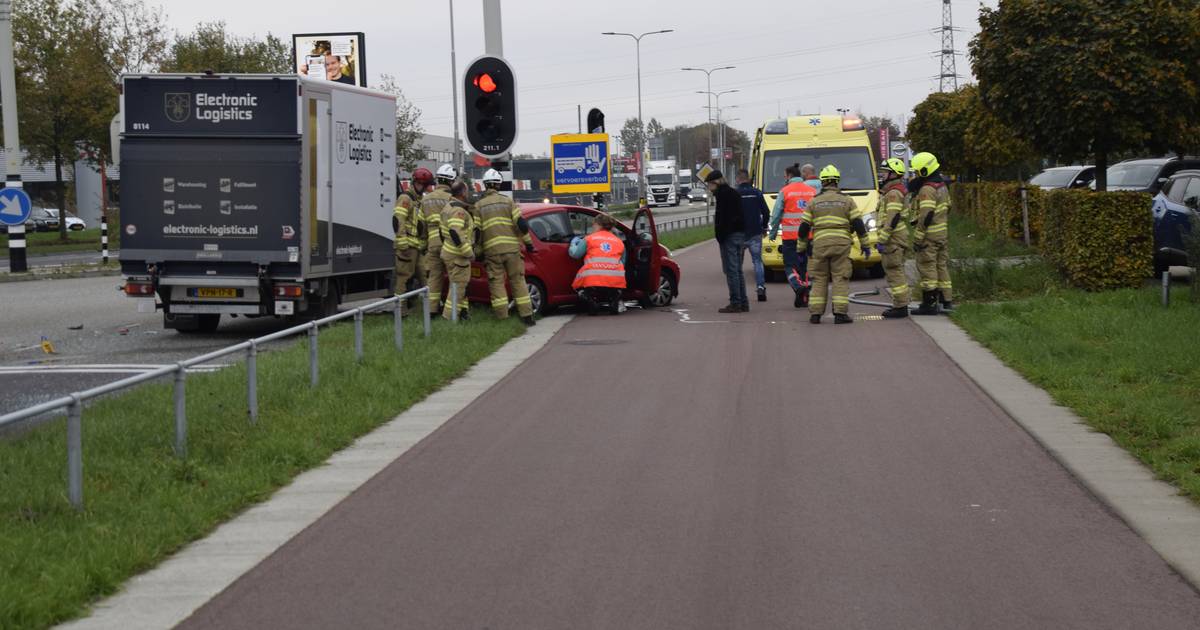 Bestelwagen knalt achterop auto in Ede | Ede | gelderlander.nl