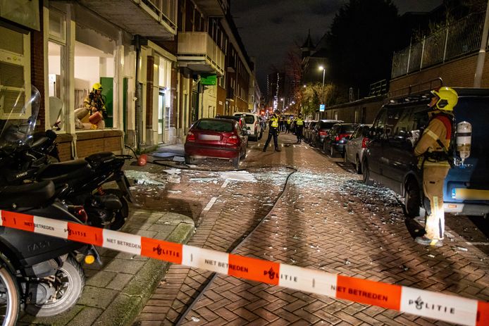 Explosie door deodorantbus blaast ramen uit pand in Rotterdam-Centrum ...