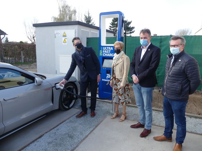 Familie Dewitte opent laadstation voor tien elektrische wagens aan Esso ...