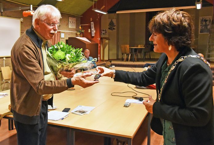 Nico Peterse stopt bij herdenkingscomité Oostburg, ‘juist nu stilstaan ...