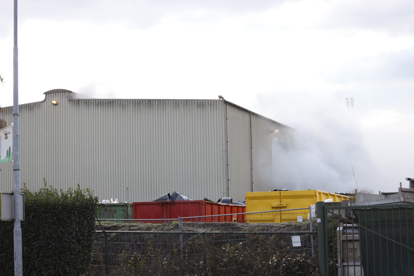 Grote brand met veel rook bij afvalverwerker in Uden | Foto | AD.nl