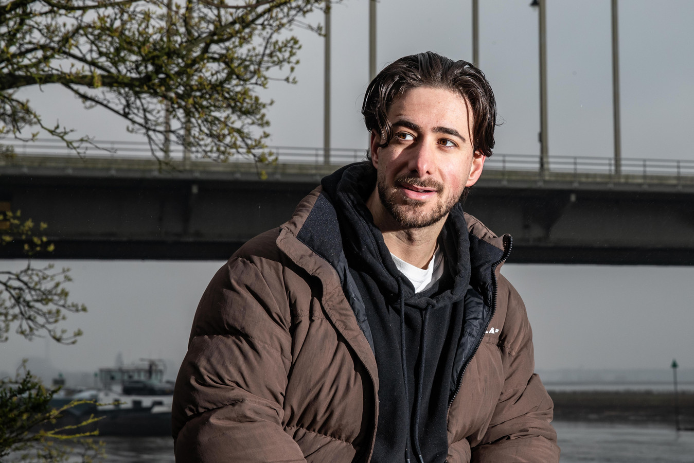 Bertan (24) uit Deventer besloot vier jaar geleden acteur te worden, nu ...