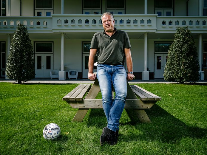 Advies ECV: Geen handen schudden in eredivisie | Nederlands voetbal | AD.nl