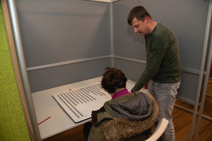 Edith en Cees, beiden (bijna) blind, kunnen voor het eerst zelfstandig ...
