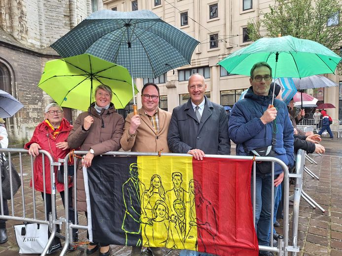 IN BEELD. Koningspaar groet honderden Gentenaars aan Sint ...