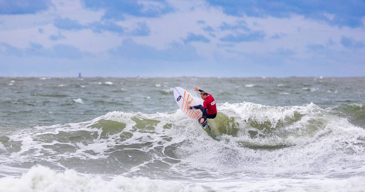NK Golfsurfen in Domburg: windkracht zes, metershoge golven en overal ...
