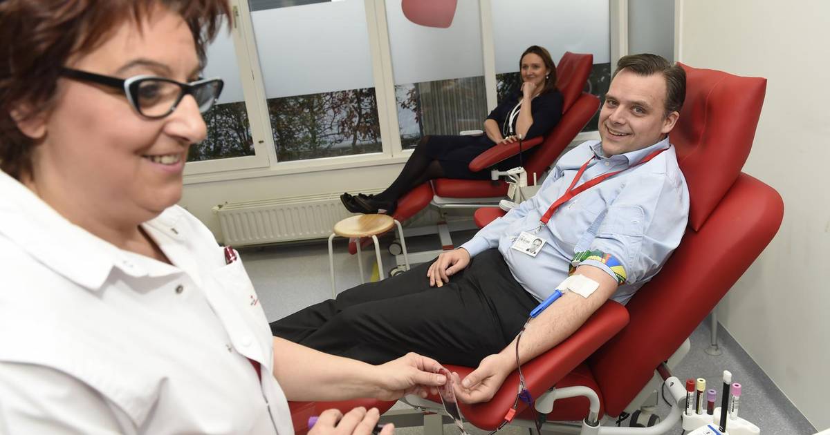 De Backer in ziekenhuis... als bloeddonor | Edegem | hln.be