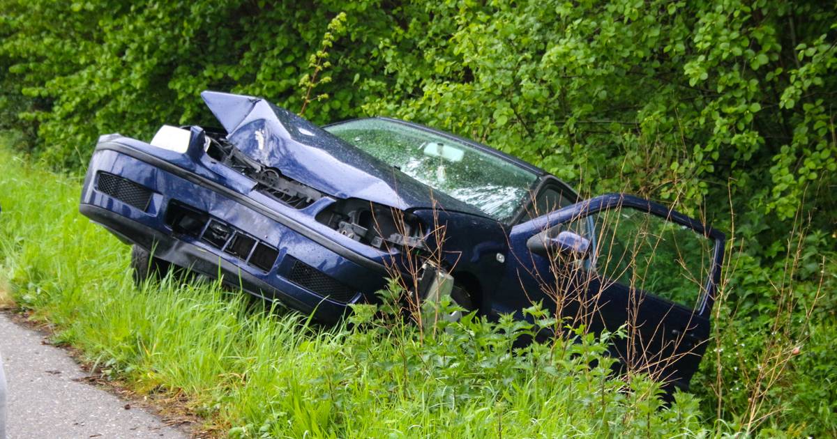 Auto belandt via boom in de greppel in Zutphen: slachtoffer naar het ...