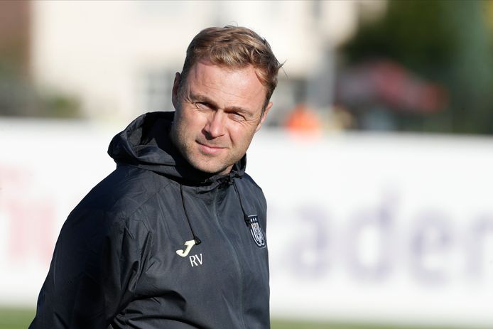 Opvallend: Anderlecht-coach Robin Veldman beschikt niet over juiste ... Opvallend: Anderlecht-coach Robin Veldman beschikt niet over juiste ...