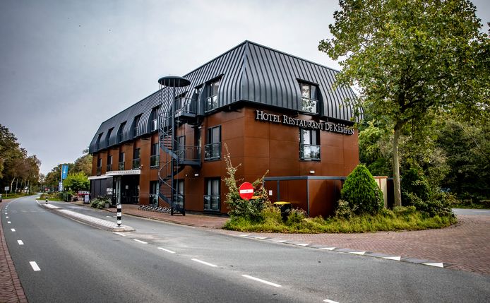 Eerste groep asielzoekers arriveert bij Fletcher Hotel Reusel | Reusel ...