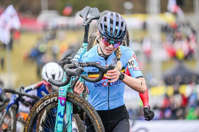 Fem van Empel verlengt wereldtitel in het veldrijden na ware ...