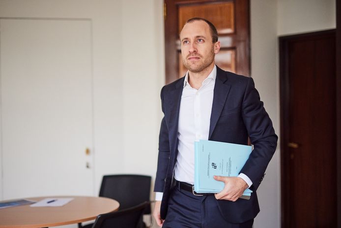 Brussels parlementslid zet als eerste politicus in Europa zijn salaris ...