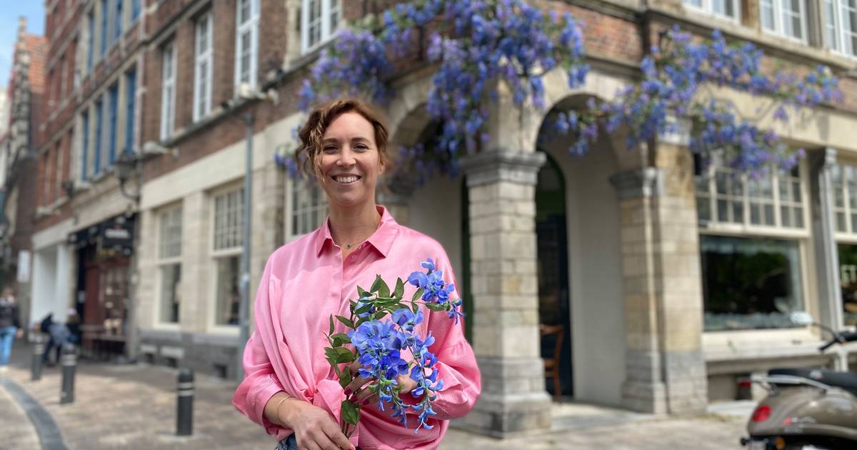 Van politiek woordvoerder naar geluksbrenger: Eline (38) fleurt winkels ...