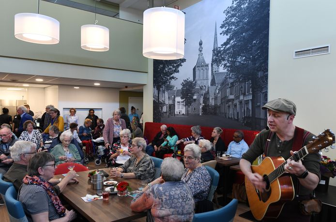 De hele buurt kan nu uit eten bij zorgcentrum Beatrix (en dat is niet ...