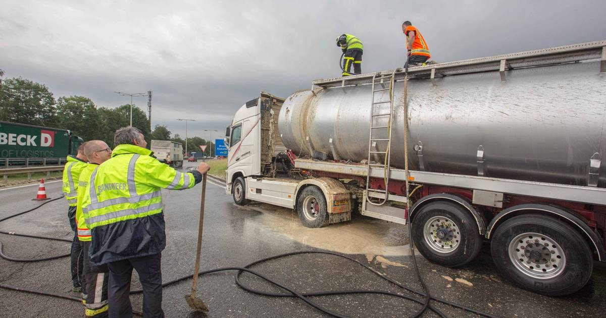 Vier ton gegist varkensvoer loopt uit tank | Dilbeek | hln.be