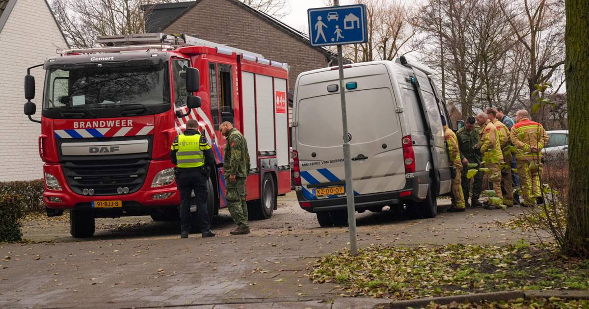 Politie en EOD vinden illegaal vuurwerk in woning in Gemert | Gemert-Bakel | AD.nl