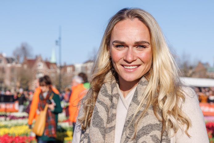 Irene Schouten en Puck Moonen aan de start bij Wielerronde van ...