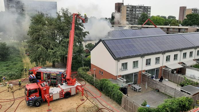 Felle woningbrand in Arnhem laait weer op: 94 woningen ontruimd, dak ...