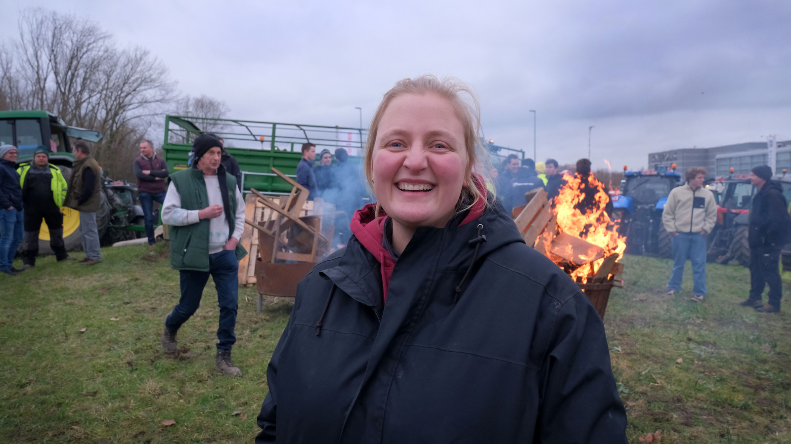 “We zijn lang genoeg braaf geweest”: Boeren voeren actie aan rondpunt ...