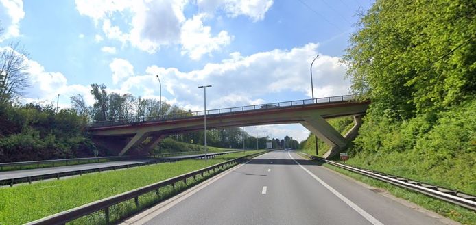 Opnieuw projectiel van brug gegooid op E42, gat in autodak van Laetitia ...
