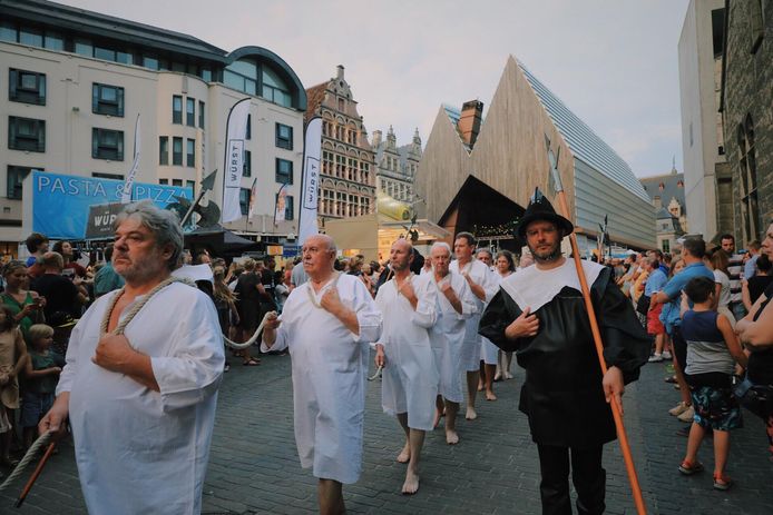 Rondgang der Stroppendragers lokt weer veel volk | Gent | hln.be