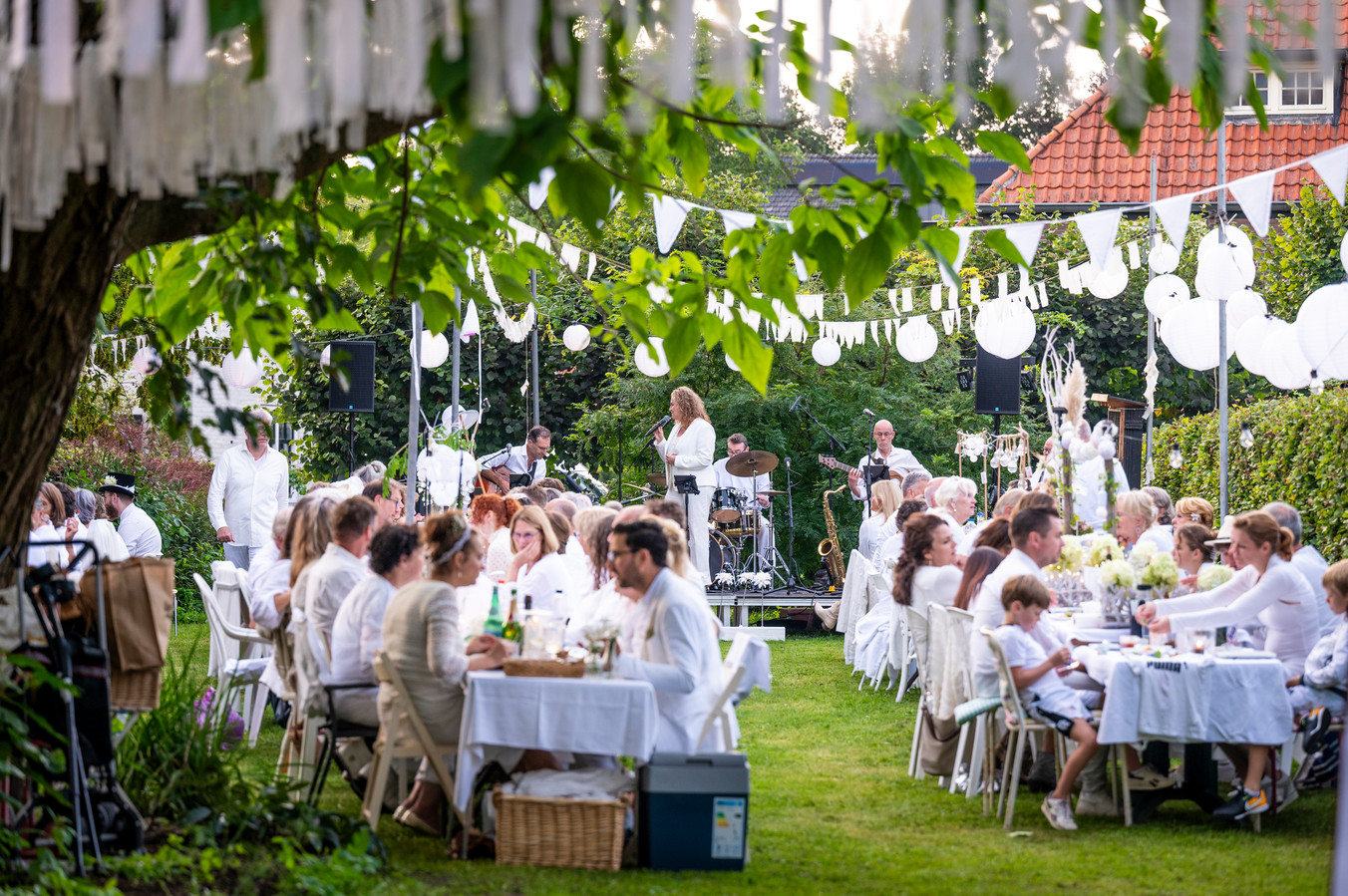 Als een witte, Franse droom in Megens stadsparkje; ieder aan zijn eigen ...