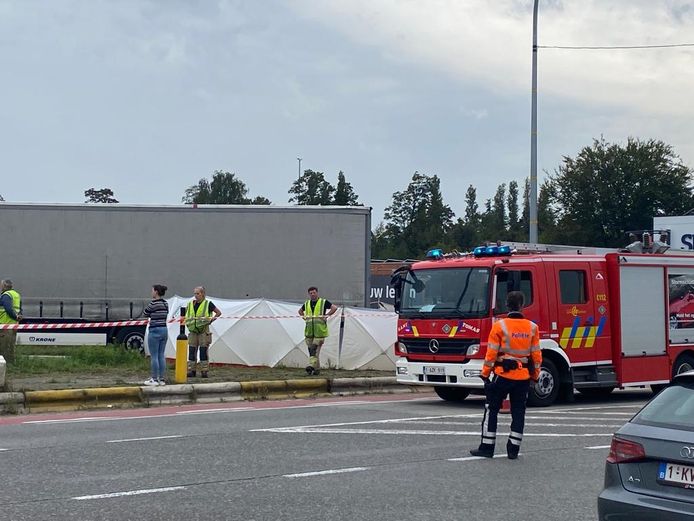 Fietsster (62) komt om het leven op zwart kruispunt in Oostakker na aanrijding met vrachtwagen ...