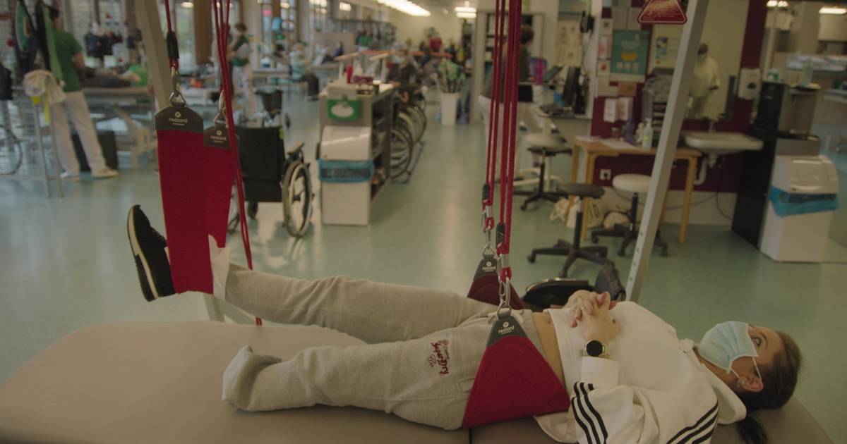 Cameraploeg volgt het spoor van wielrenster na verkeersongeval in ‘Het ...