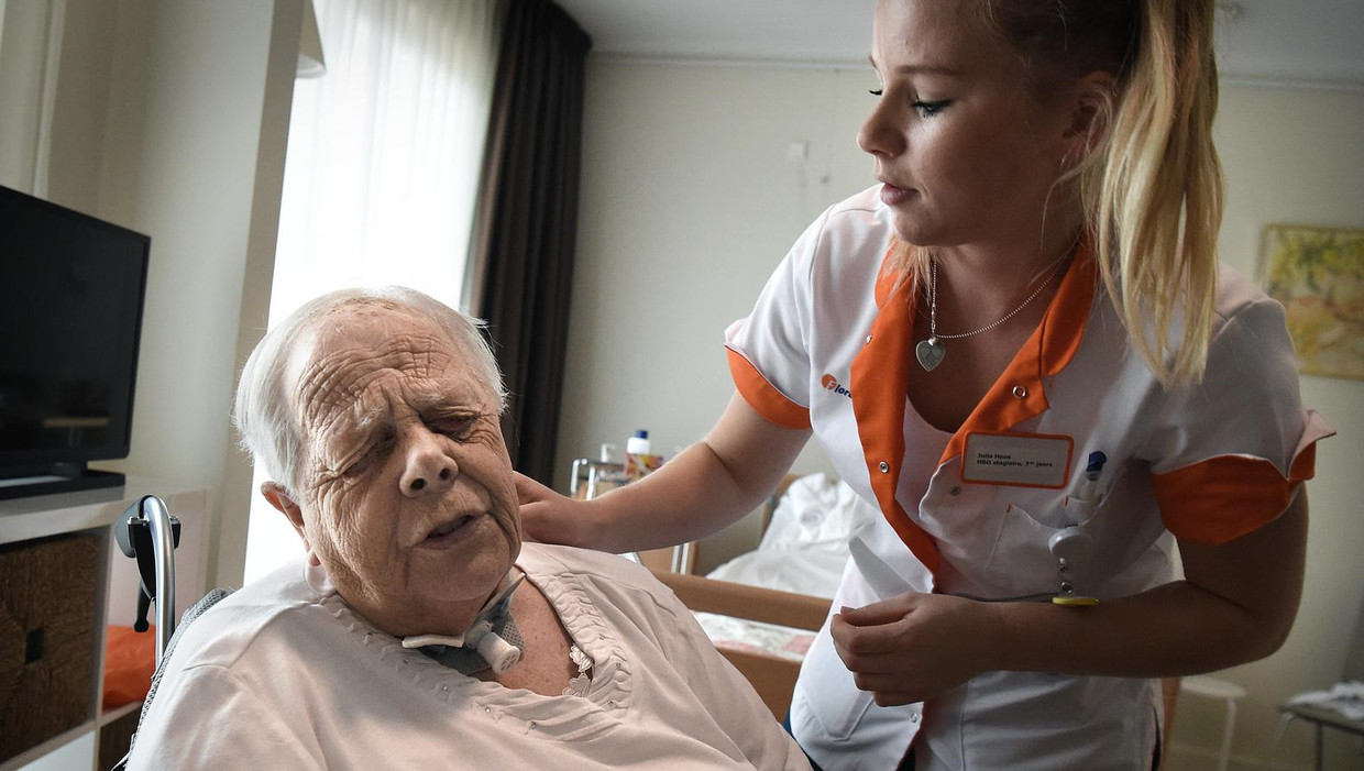Is de ouderenzorg echt zo slecht? De Volkskrant verbleef week in ...