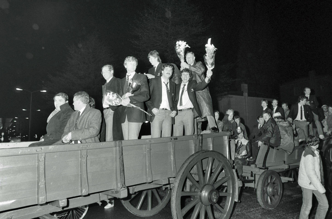 Kampioenen van toen na veertig jaar bij elkaar: Helmond Sport huldigt ...