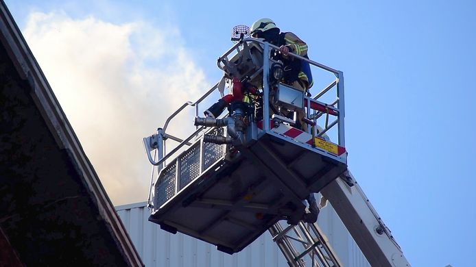 Hevige silobrand bij Soubry: Trakelweg urenlang afgesloten | Roeselare ...
