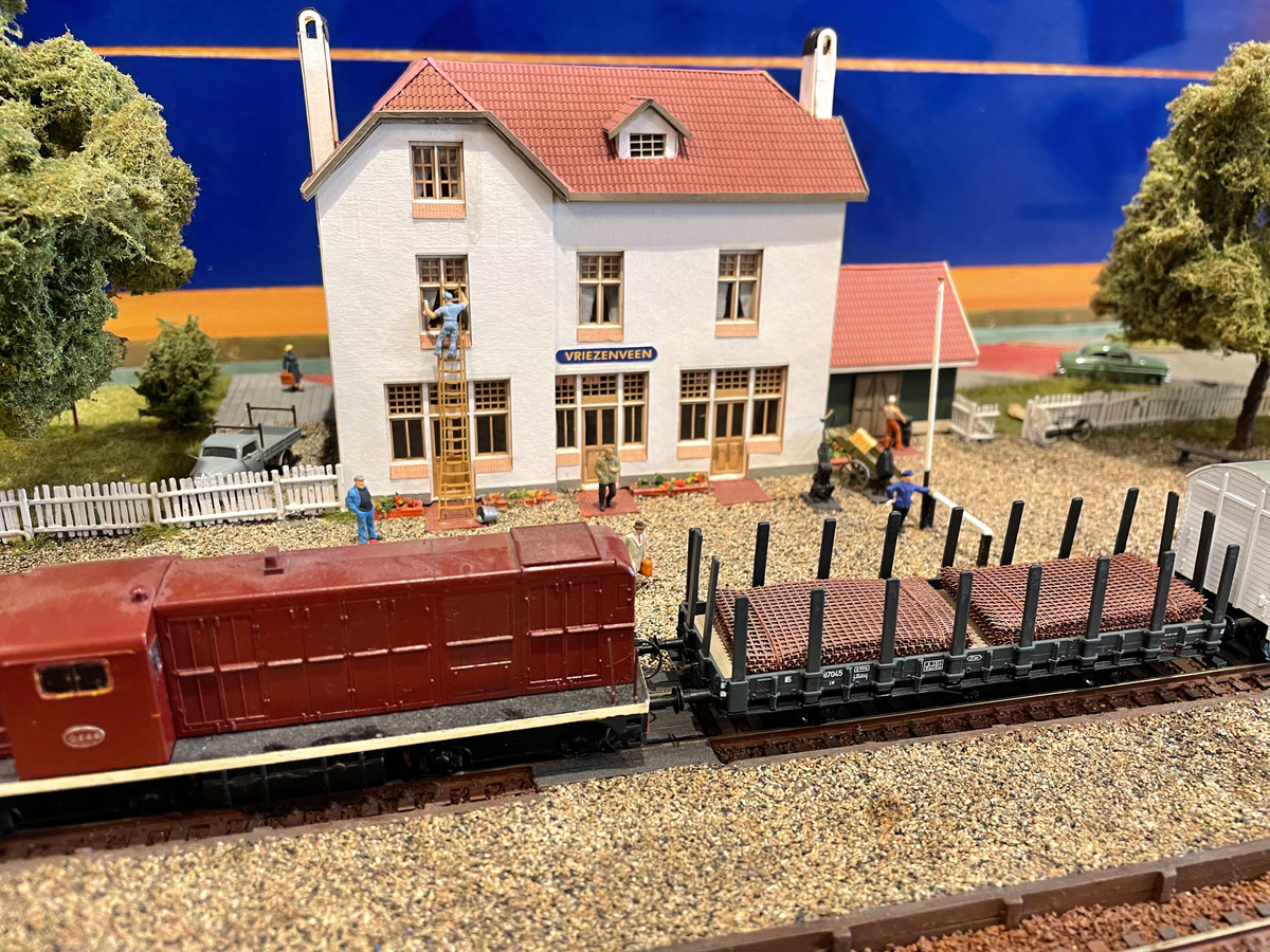 Het oude station Vriezenveen in miniatuur, met alle treinen die er ...