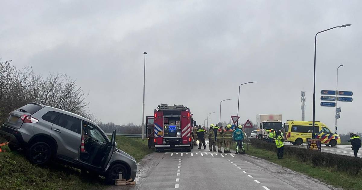 Vrachtwagen botst tegen auto met gezin bij afslag A50 Veghel-Noord, op- en afrit dicht door ...