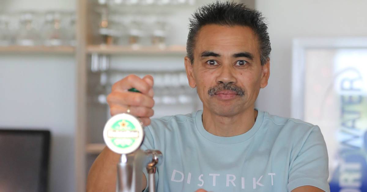 Edwin staat achter de bar bij De Alblas: ‘Je bent een praatpaal voor ...