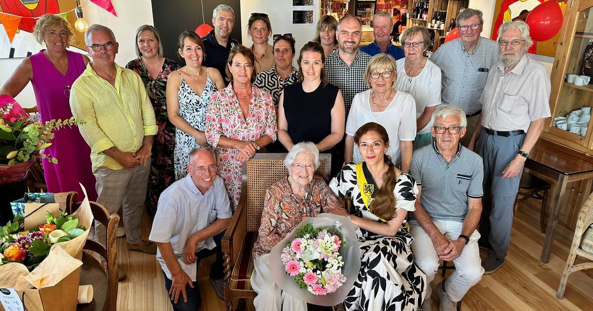 Maria geniet op verrassingsfeest voor haar 100ste verjaardag | Oostende | hln.be