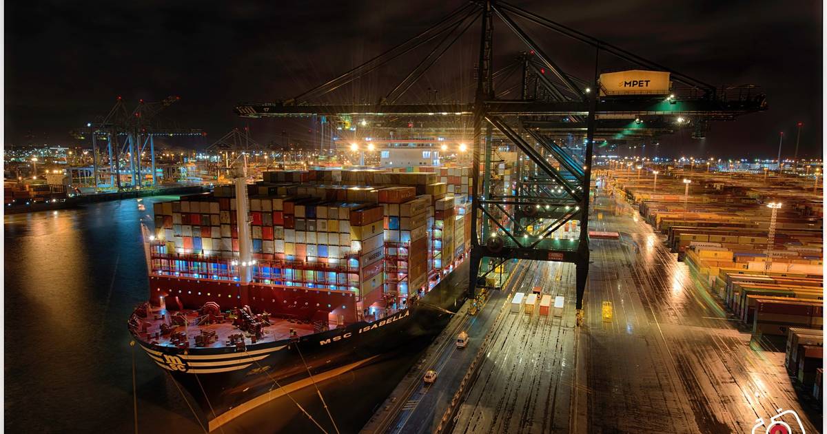Grootste containerschip ter wereld meert aan in Antwerpse haven ...