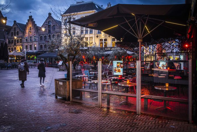 ‘Zwervers met coronahandschoenen. Gekke tijden, man’ | Arnhem ...